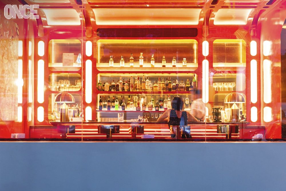 Nuss Bar บาร์สีแดงจัดจ้านที่กลายเป็นเพชรเม็ดงามย่านท่าเตียน